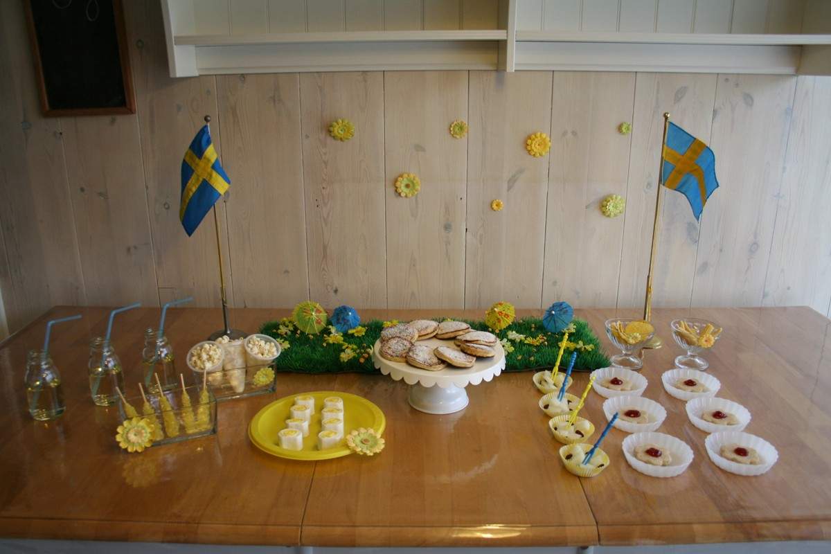 Swedish flag (Blue and yellow) + white Summer Theme / Graduation/End of ...