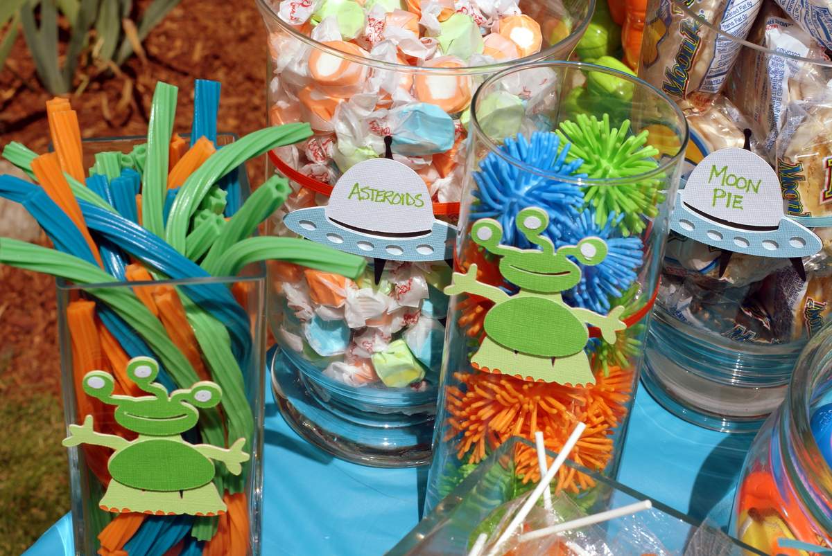 Space/aliens Birthday Party Ideas | Photo 5 of 61 | Catch My Party