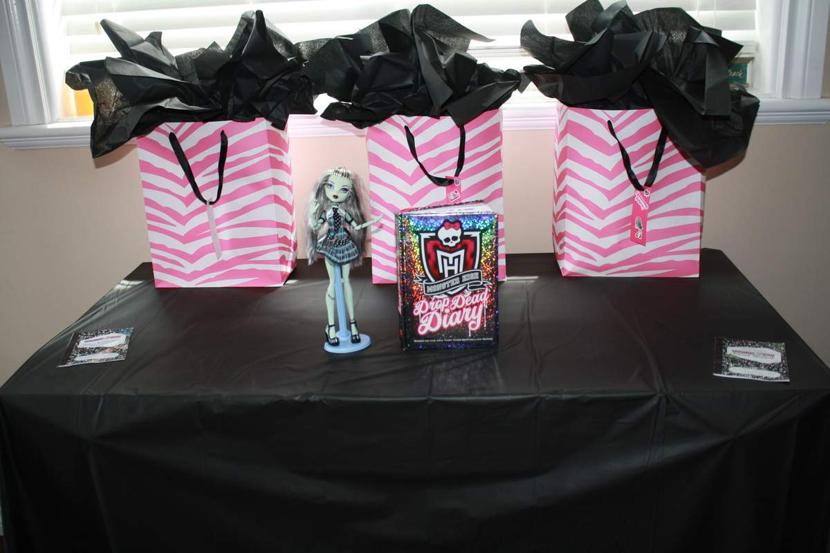 Monster High Birthday Party Ideas | Photo 6 of 25 | Catch My Party