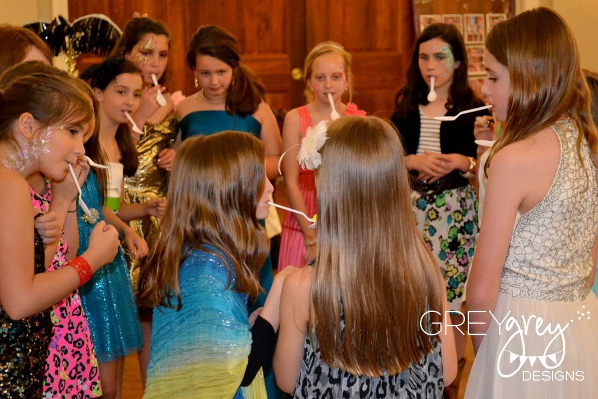 Red, red carpet, Hollywood, Golden Statue Birthday Party Ideas | Photo ...