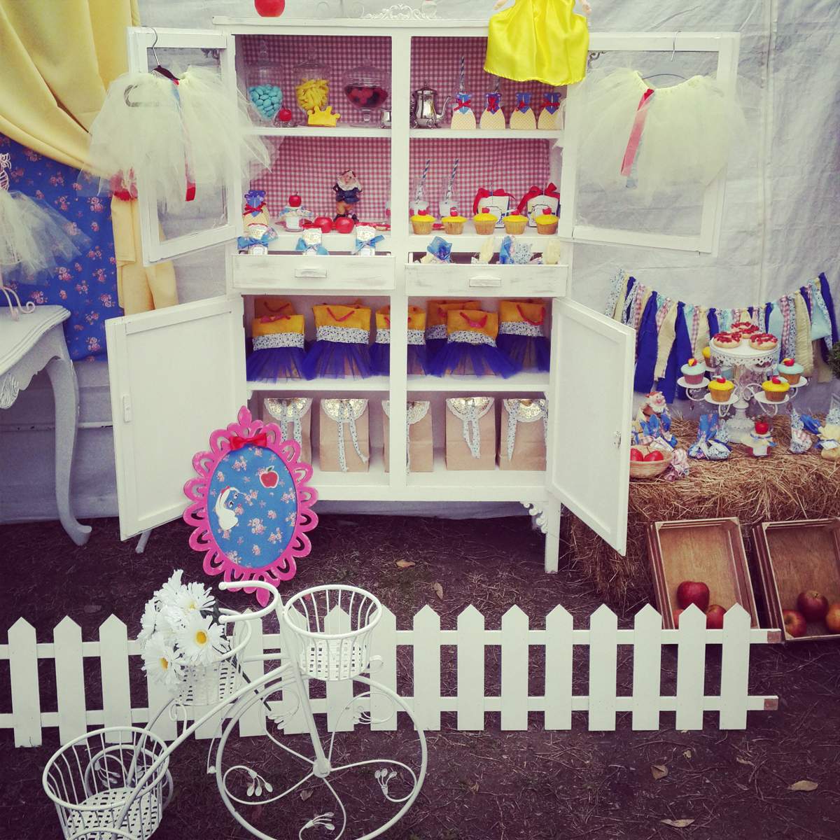 Snow White Birthday Party Ideas | Photo 11 of 36 | Catch My Party