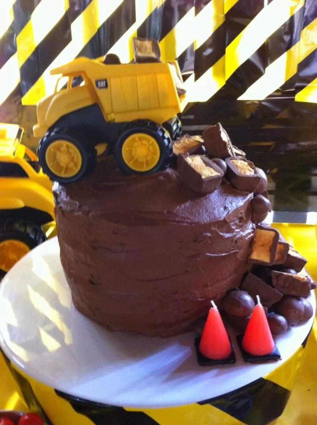 trucks and diggers / construction Birthday Party Ideas | Photo 7 of 16 ...