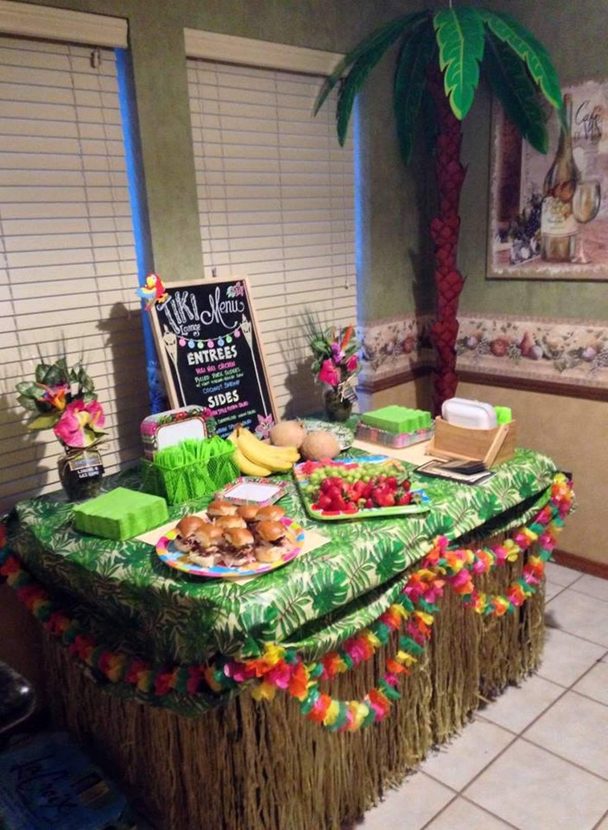 Tropical luau / Birthday "John's 50th! Liquor & Lei Luau" | Catch My Party