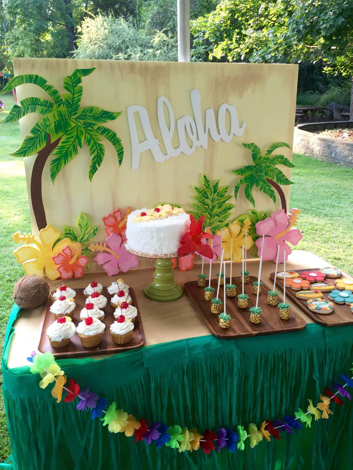 Luau / Hawaiian Birthday Party Ideas | Photo 23 of 32 | Catch My Party