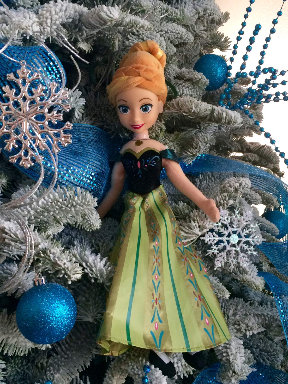 Disney's Frozen Inspired Christmas Tree Christmas/Holiday Party Ideas ...