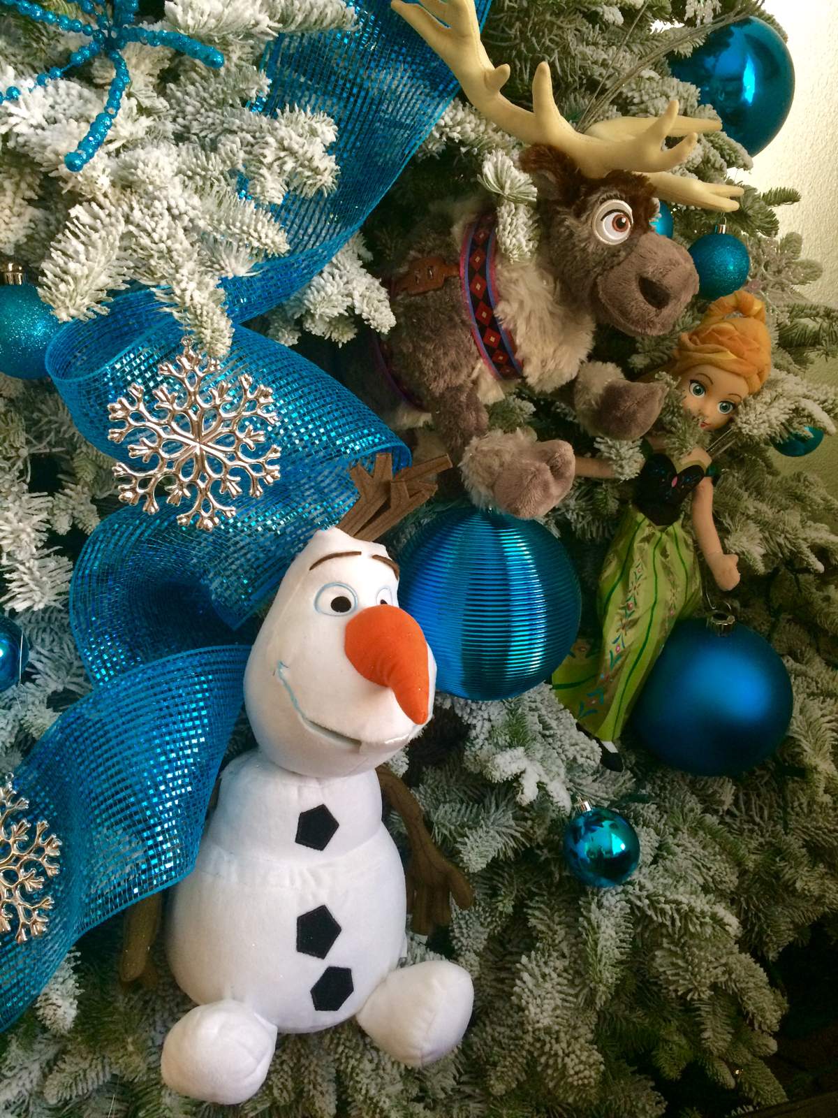 Disney's Frozen Inspired Christmas Tree Christmas/Holiday Party Ideas ...