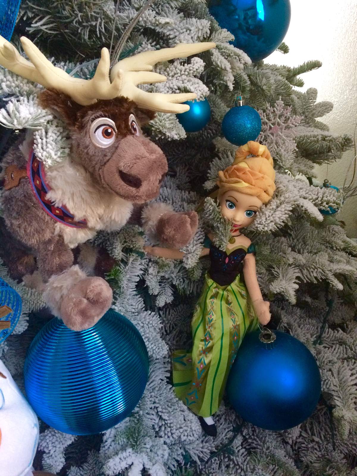 Disney's Frozen Inspired Christmas Tree Christmas/Holiday Party Ideas ...
