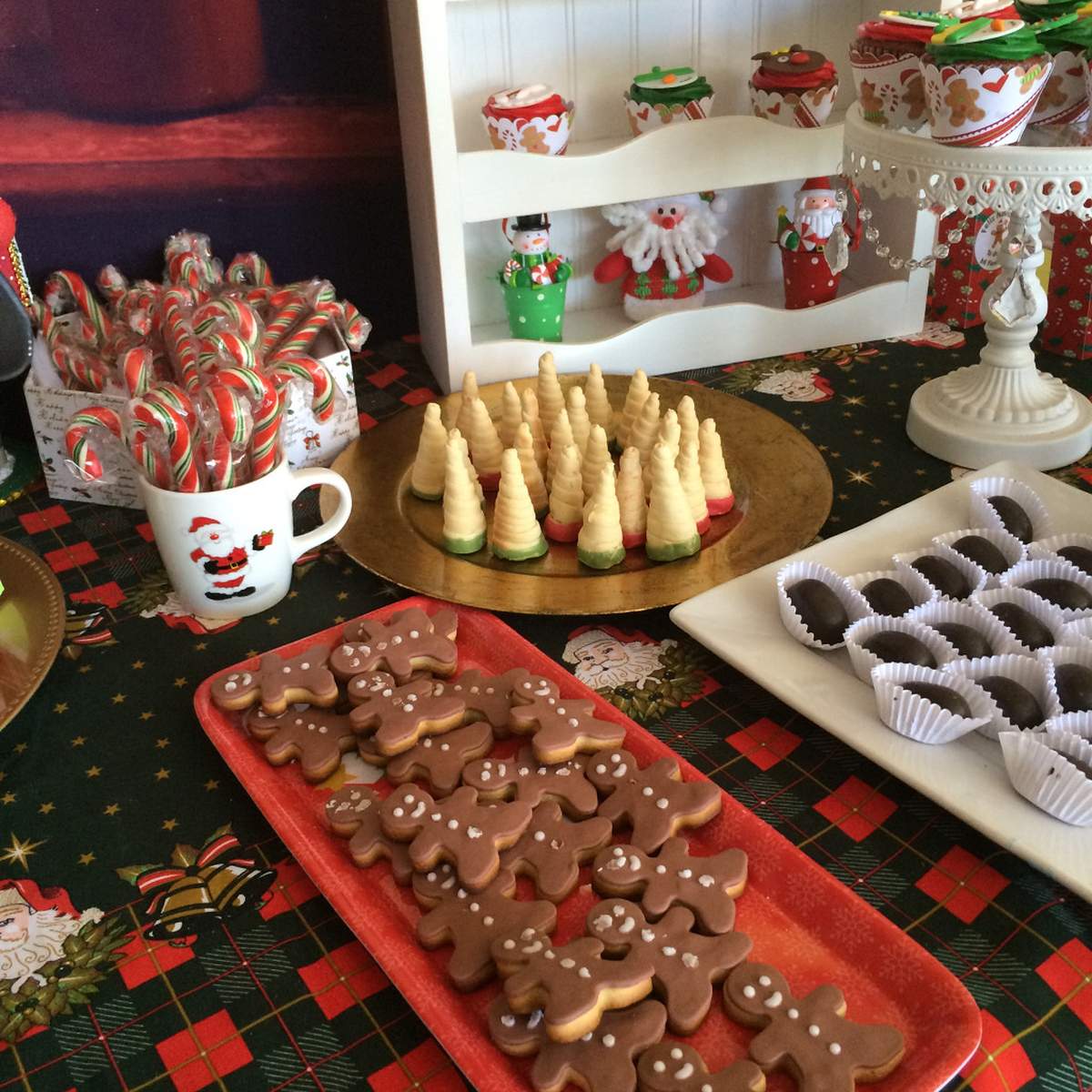 Candy Bar for Santa in his workshop Christmas/Holiday Party Ideas ...