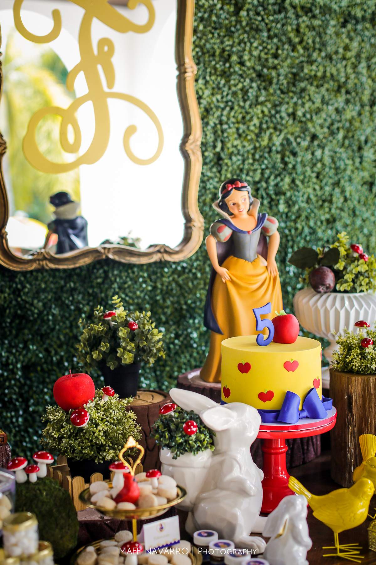 Snow White and the Seven Dwarfs Birthday Party Ideas | Photo 6 of 28 ...