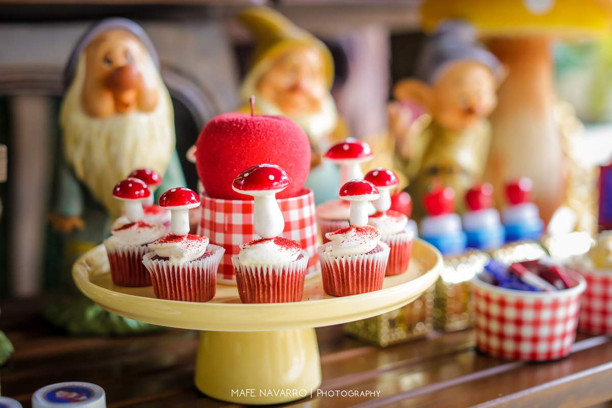 Snow White and the Seven Dwarfs Birthday Party Ideas | Photo 1 of 28 ...