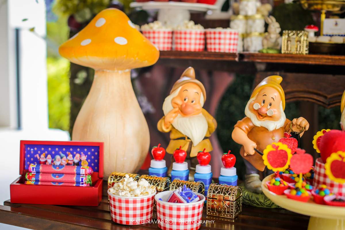 Snow White and the Seven Dwarfs Birthday Party Ideas | Photo 15 of 28 ...