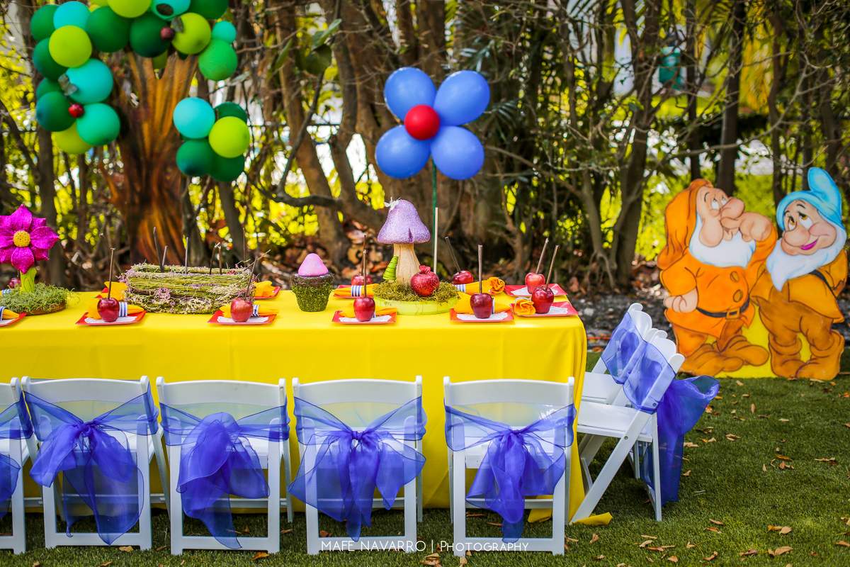 Snow White and the Seven Dwarfs Birthday Party Ideas | Photo 1 of 28 ...