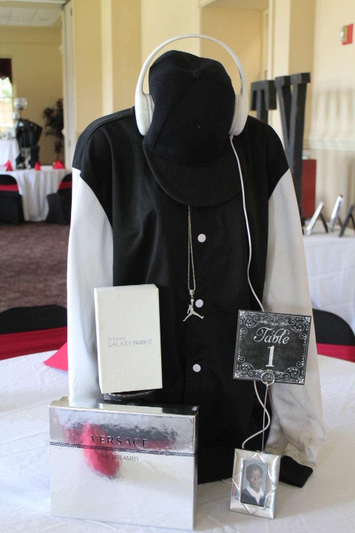 Birthday/Graduation Birthday Party Ideas | Photo 6 of 20 | Catch My Party