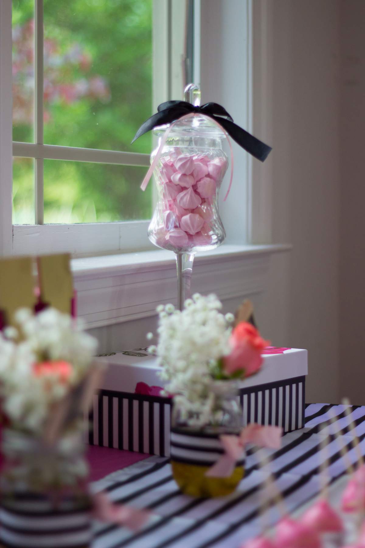 Kate Spade Inspo Graduation/End of School Party Ideas | Photo 3 of 16 ...