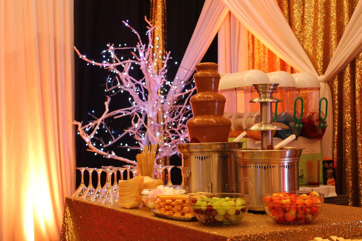 A NIGHT OF GLAM Prom Party Ideas | Photo 8 of 10 | Catch My Party