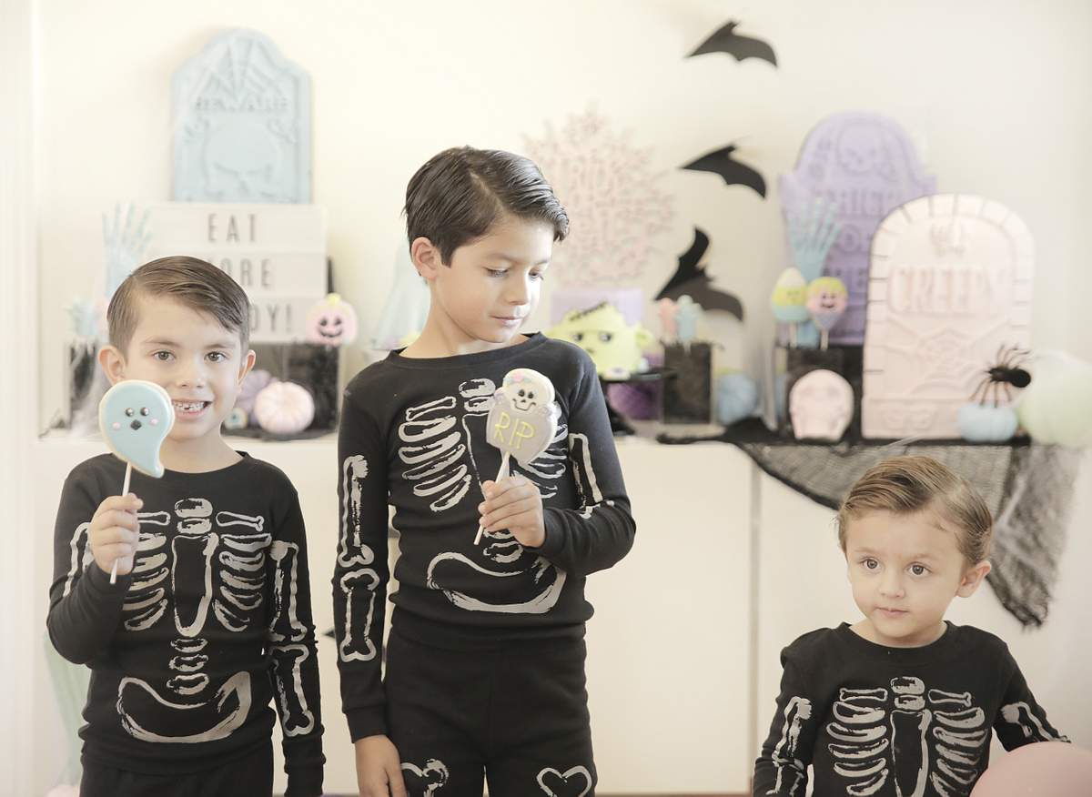 SPOOK PASTEL HALLOWEEN PARTY Halloween Party Ideas | Photo 1 of 20 ...