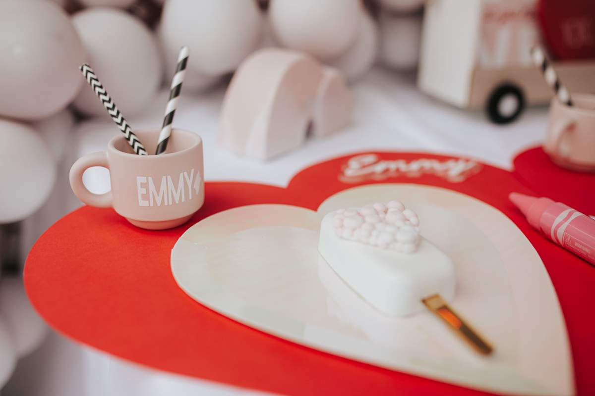 XOXO Birthday Party Ideas | Photo 12 of 35 | Catch My Party