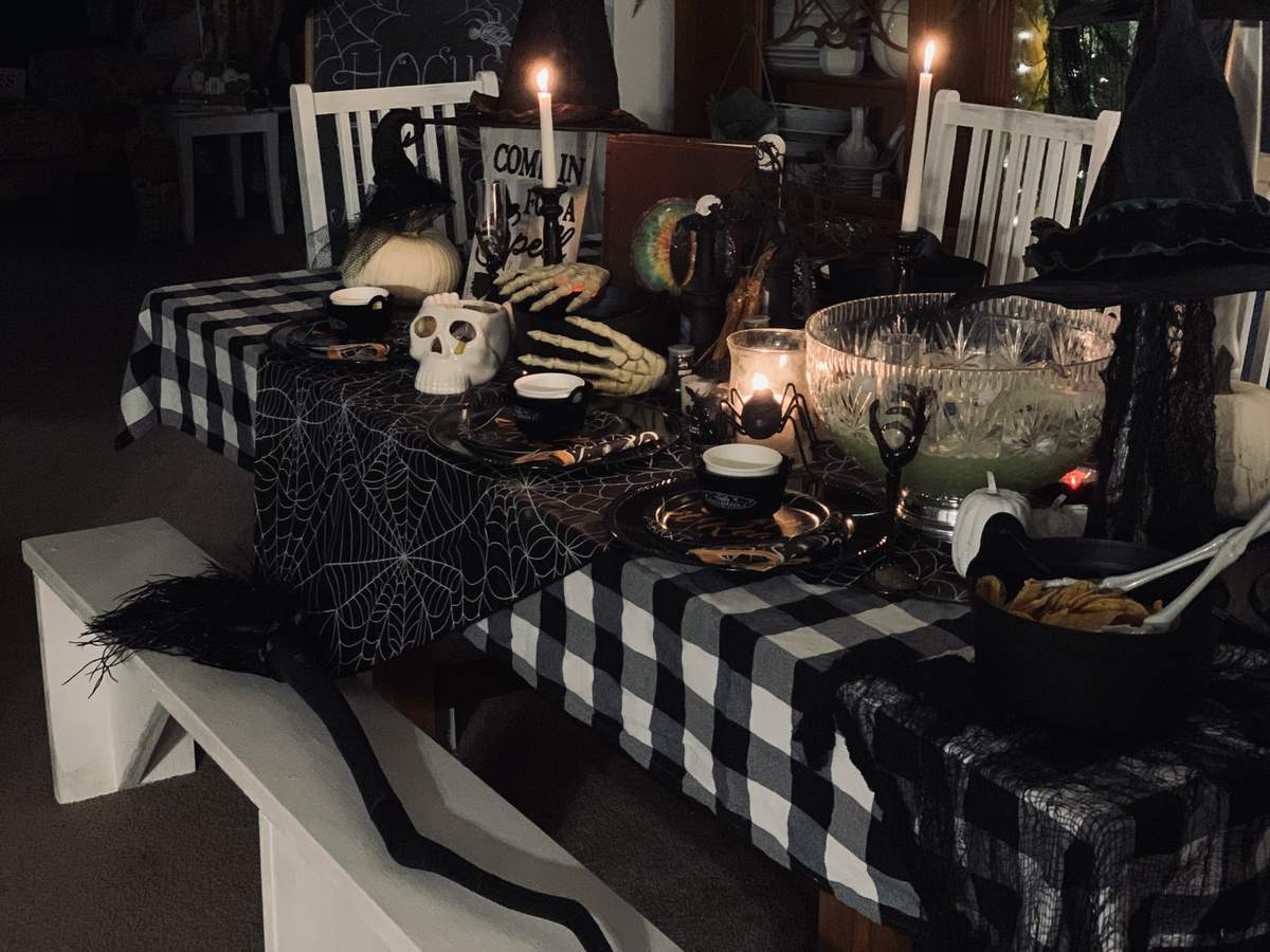 Throw on your black hat for a Hocus Pocus society dinner! Halloween ...