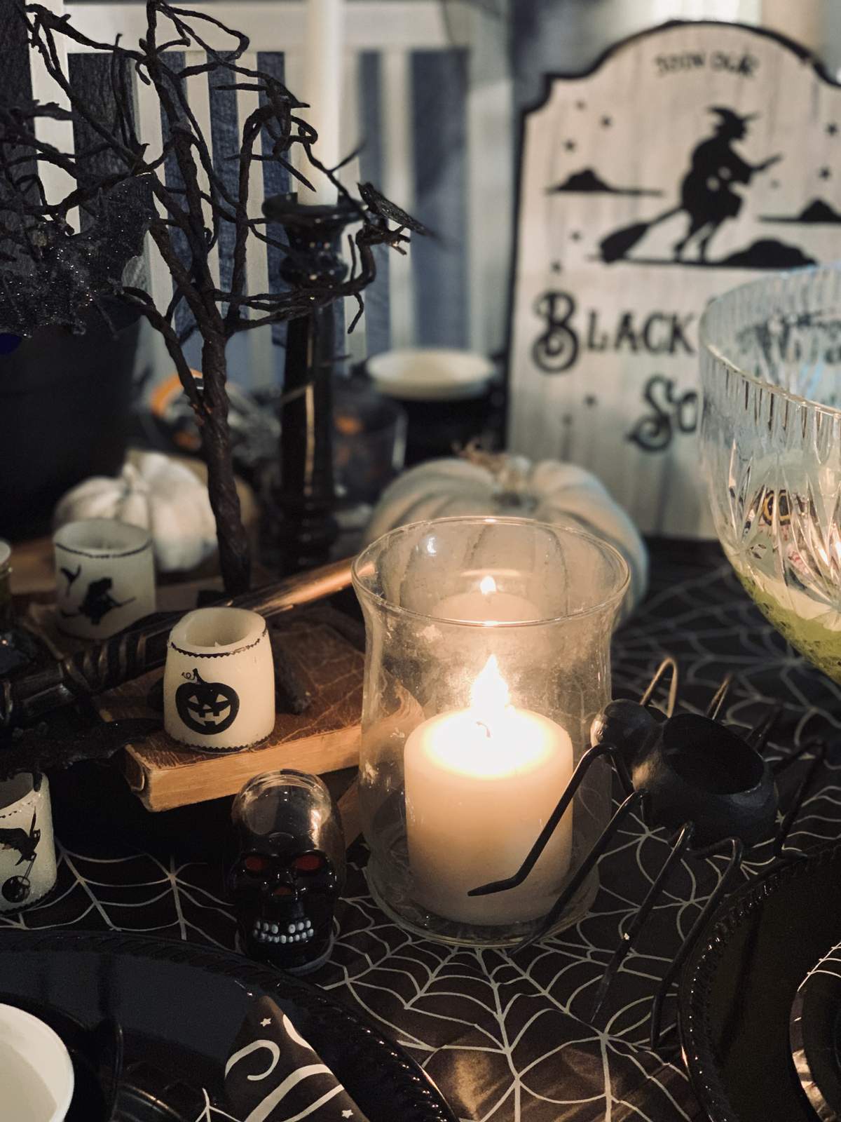 Throw on your black hat for a Hocus Pocus society dinner! Halloween ...