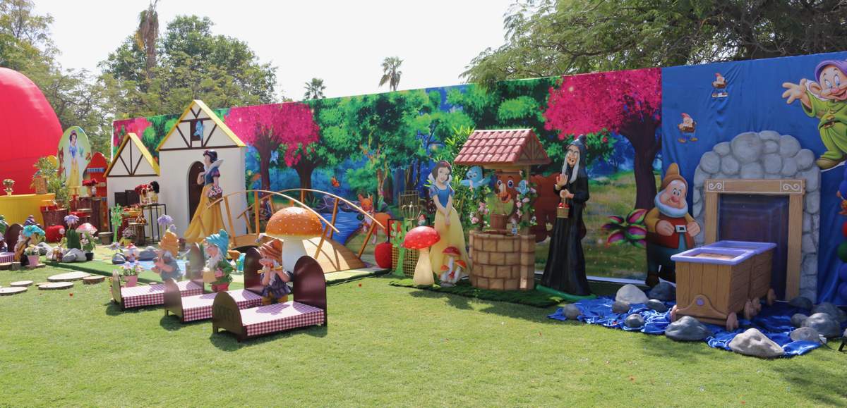 Snow White Birthday Party Ideas | Photo 6 of 133 | Catch My Party