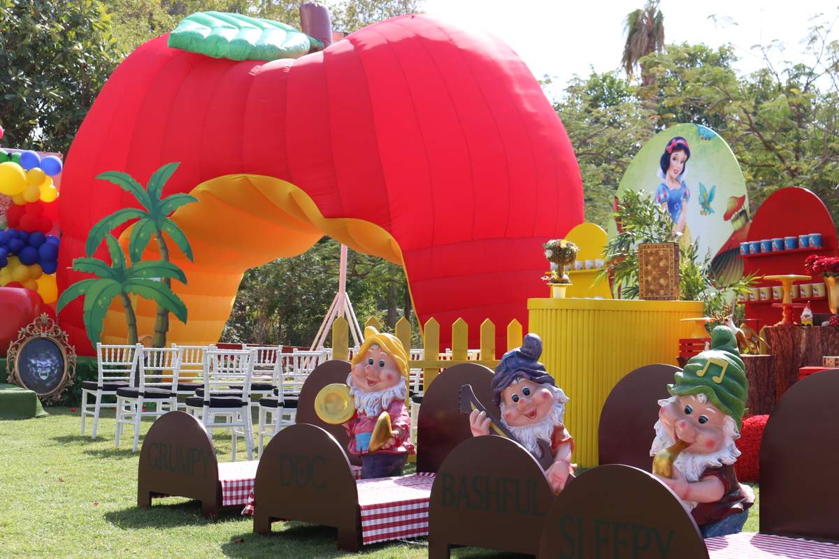 Snow White Birthday Party Ideas | Photo 6 of 133 | Catch My Party