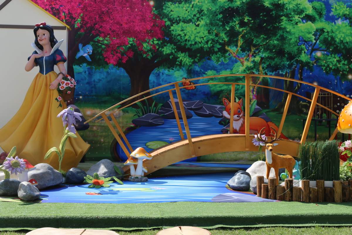 Snow White Birthday Party Ideas | Photo 6 of 133 | Catch My Party