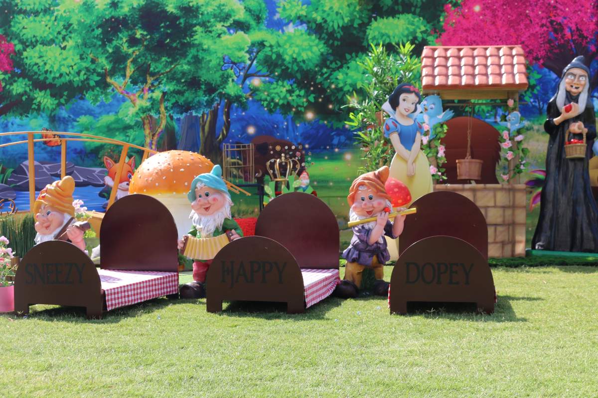 Snow White Birthday Party Ideas | Photo 6 of 133 | Catch My Party