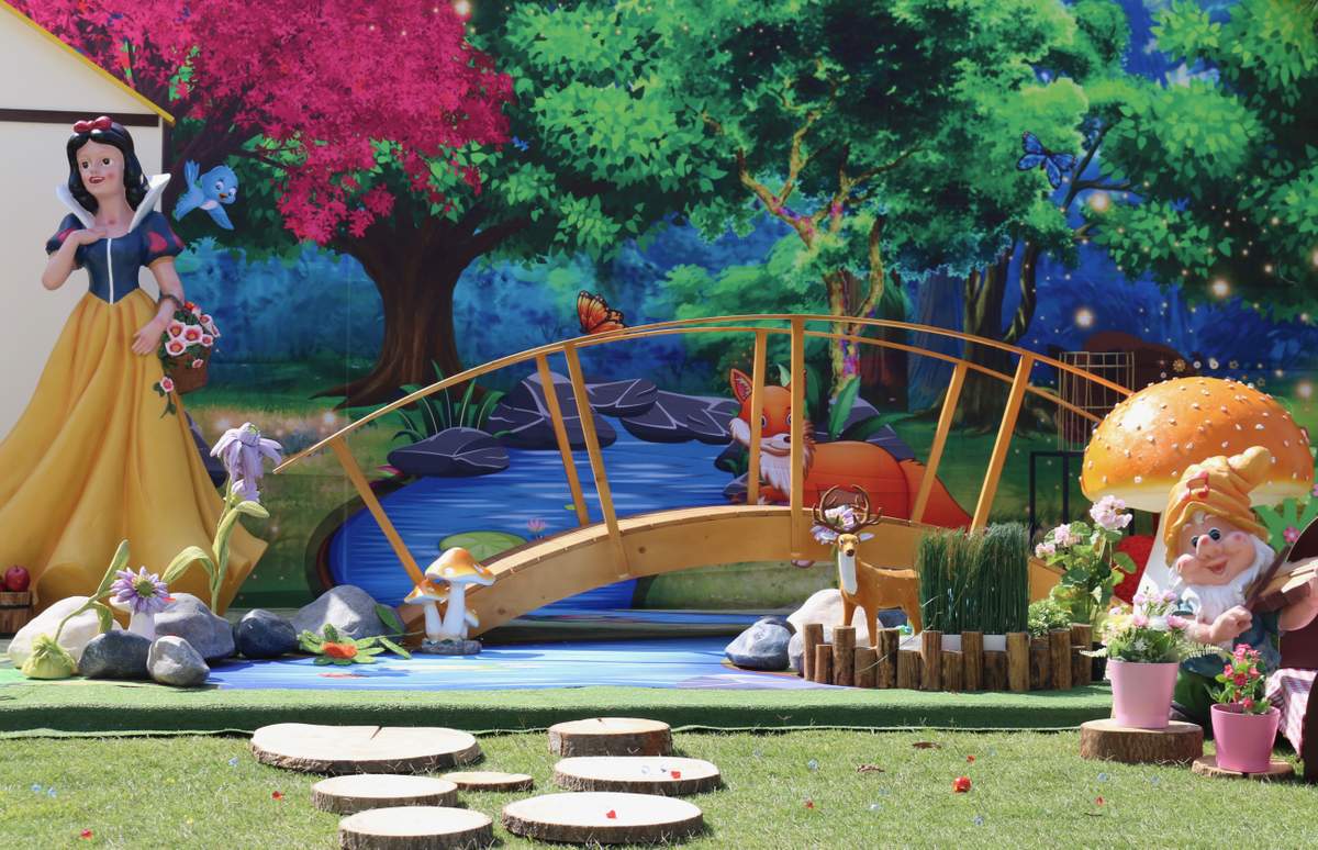 Snow White Birthday Party Ideas | Photo 6 of 133 | Catch My Party