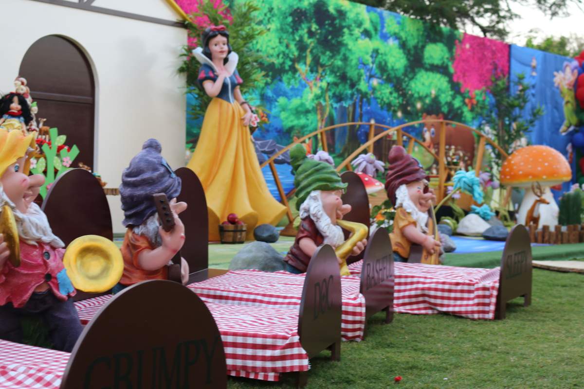 Snow White Birthday Party Ideas | Photo 6 of 133 | Catch My Party