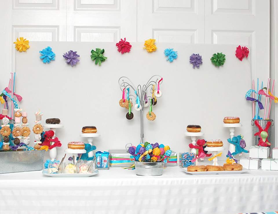 lots of donuts:) / kids' luncheon "donuts & dragons" | Catch My Party