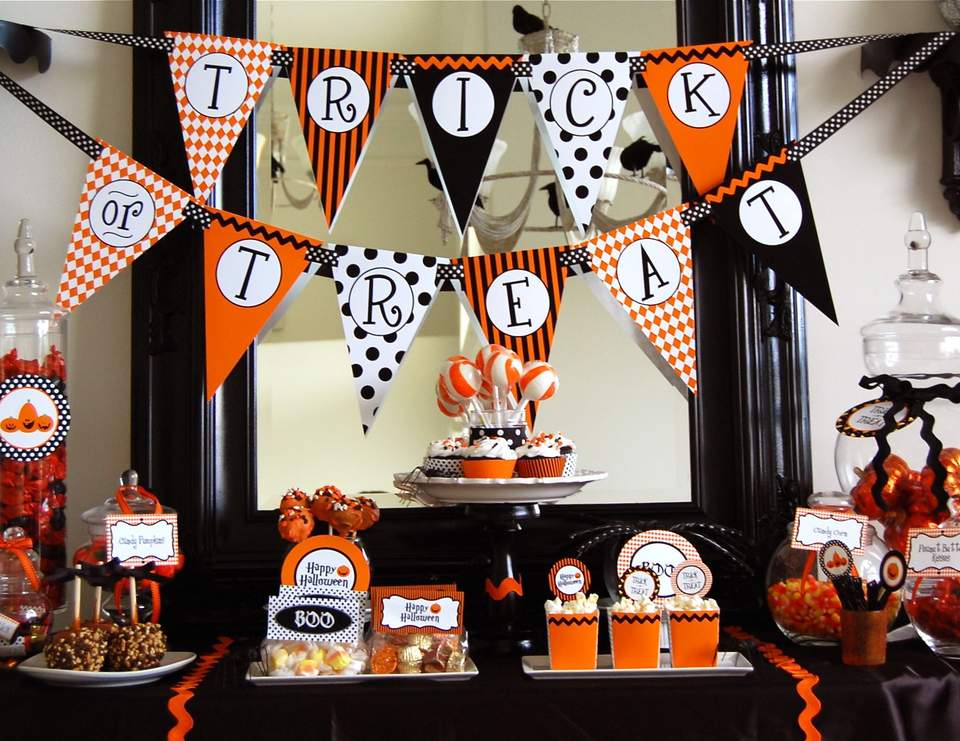 Halloween "Halloween Trick or Treat Tablescape" | Catch My Party