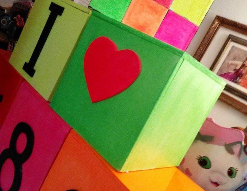 Vintage / Retro prop / I love 80's "Talent show event" | Catch My Party